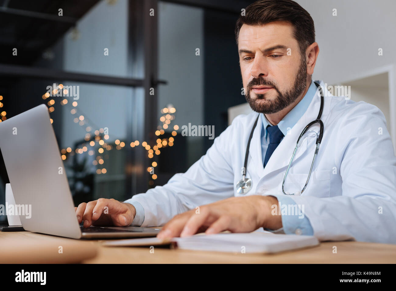 Doctor reading research hi-res stock photography and images - Alamy