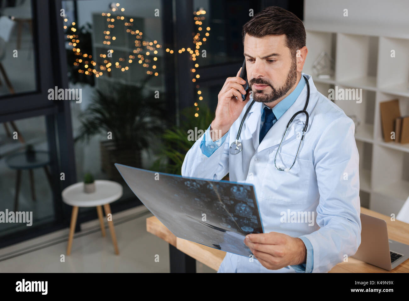 Doctor xray hi-res stock photography and images - Alamy