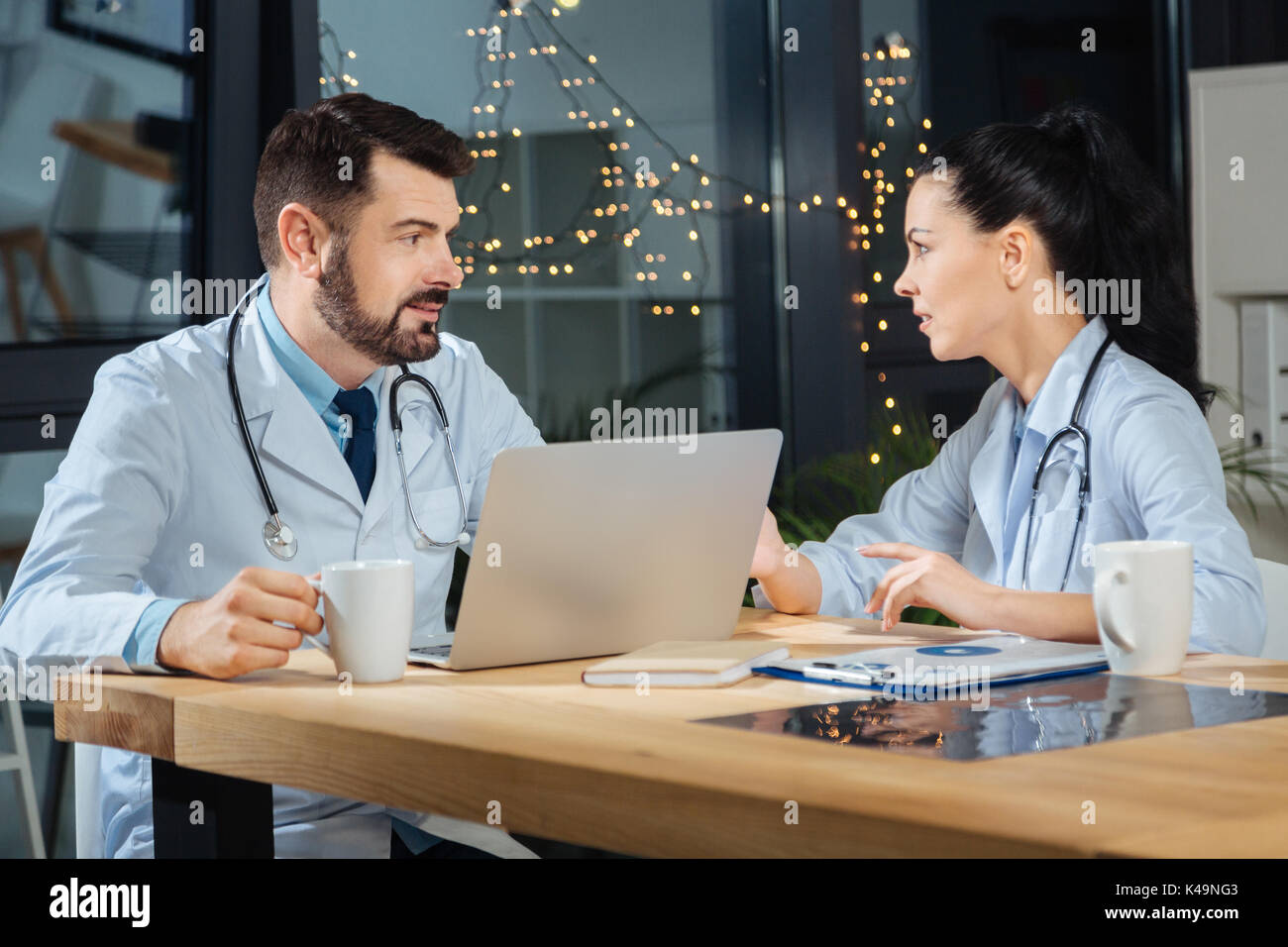 Doctors talking each other hi-res stock photography and images - Alamy