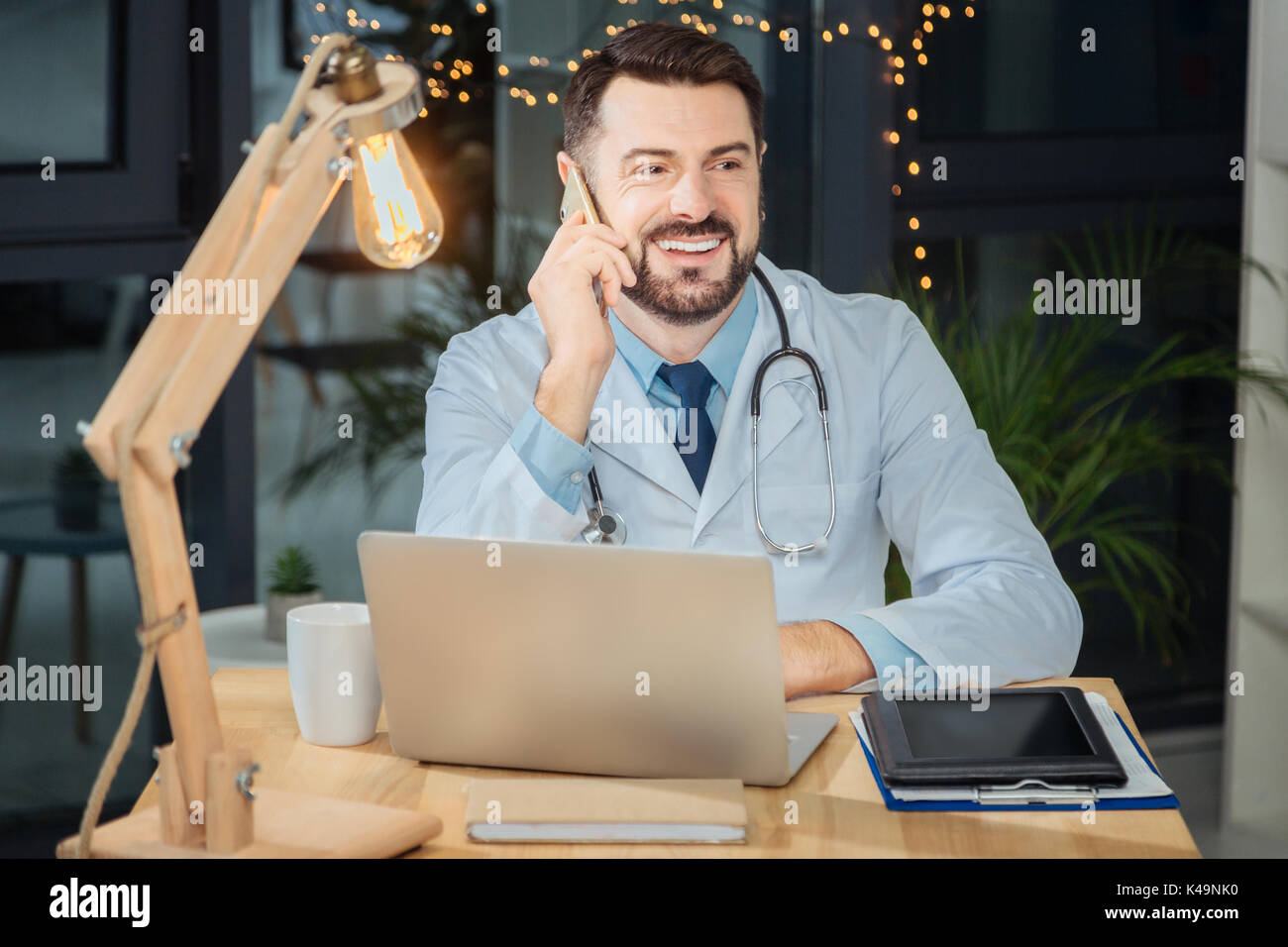 Doctor smartphone close up hi-res stock photography and images - Alamy