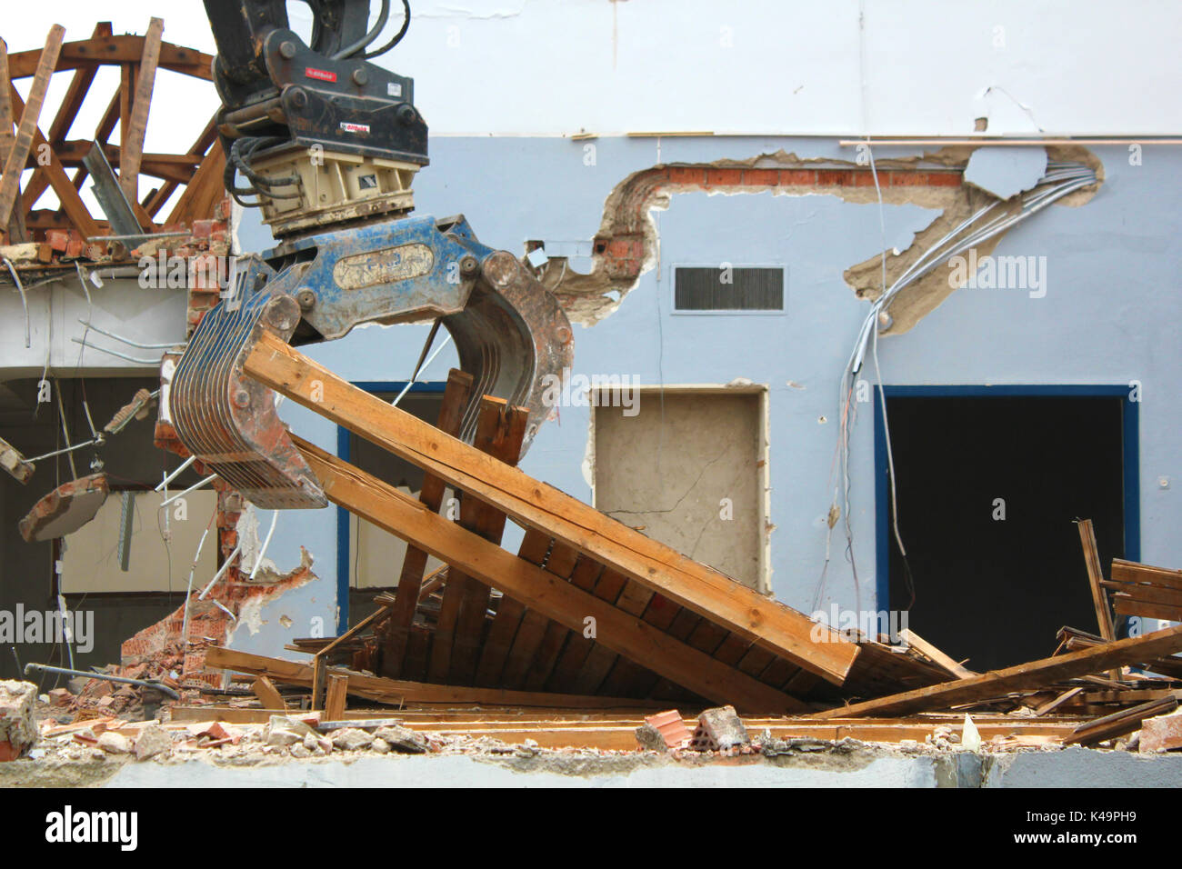Destruction Of A Building Stock Photo - Alamy