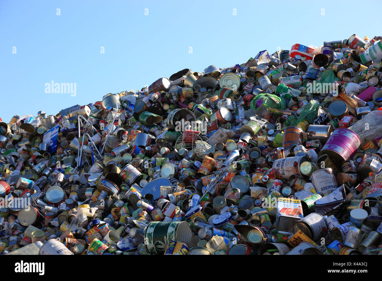Metal tins recycling plant hi-res stock photography and images - Alamy