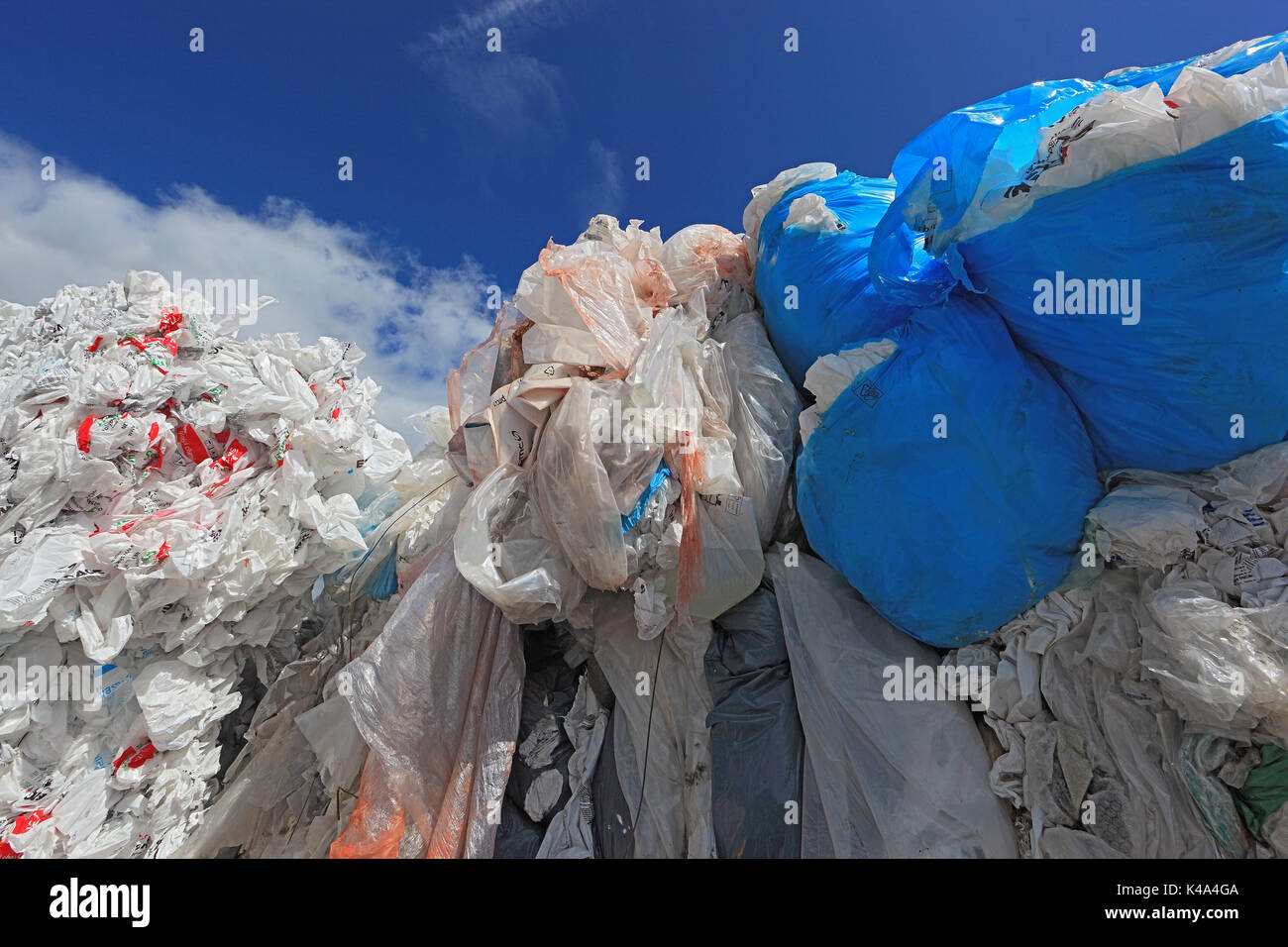 Bales with plastic foils for the plastic recycling in a recycling ...