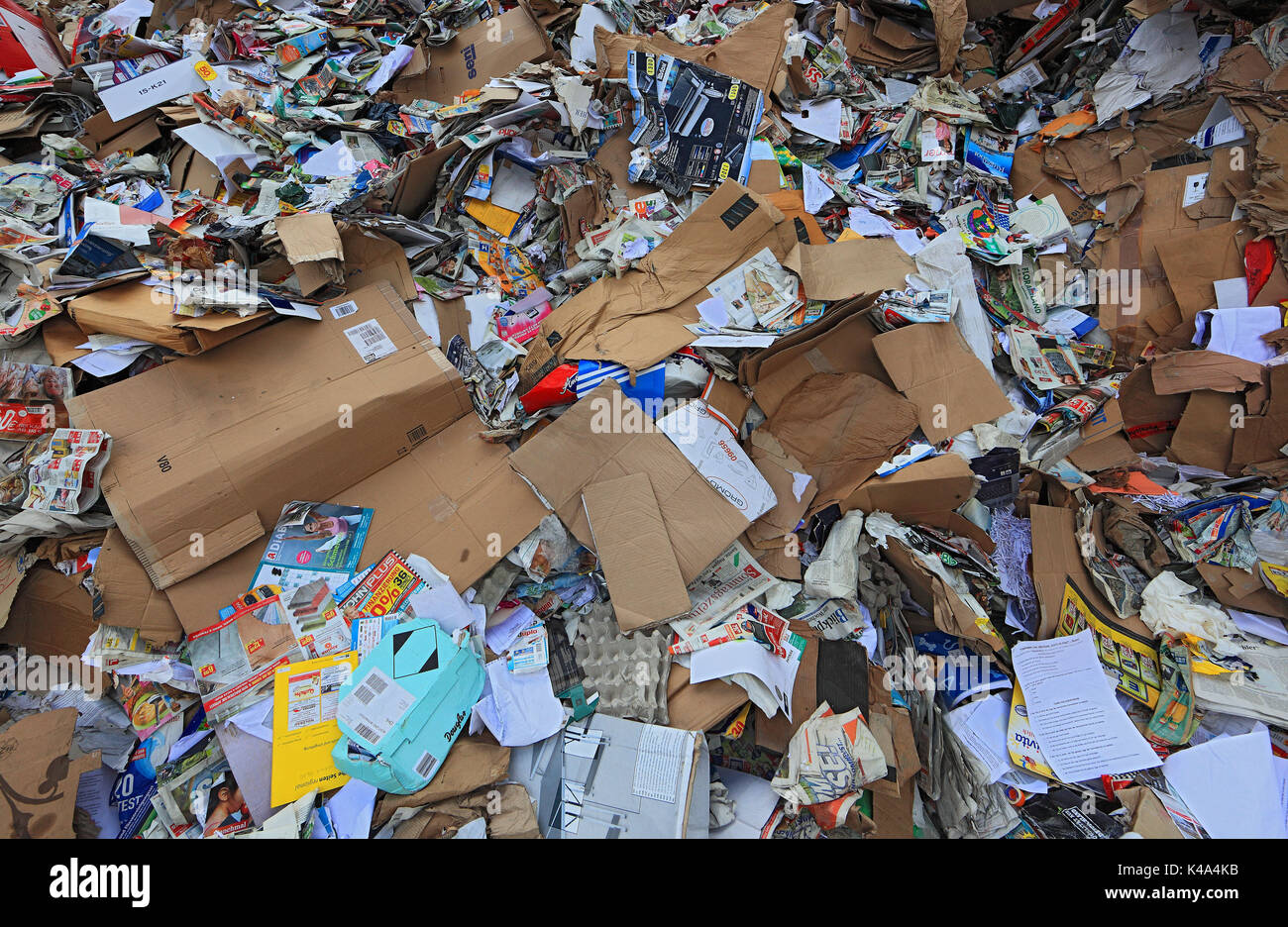 Waste paper for the recycling in a recycling company, Altpapier fuer ...