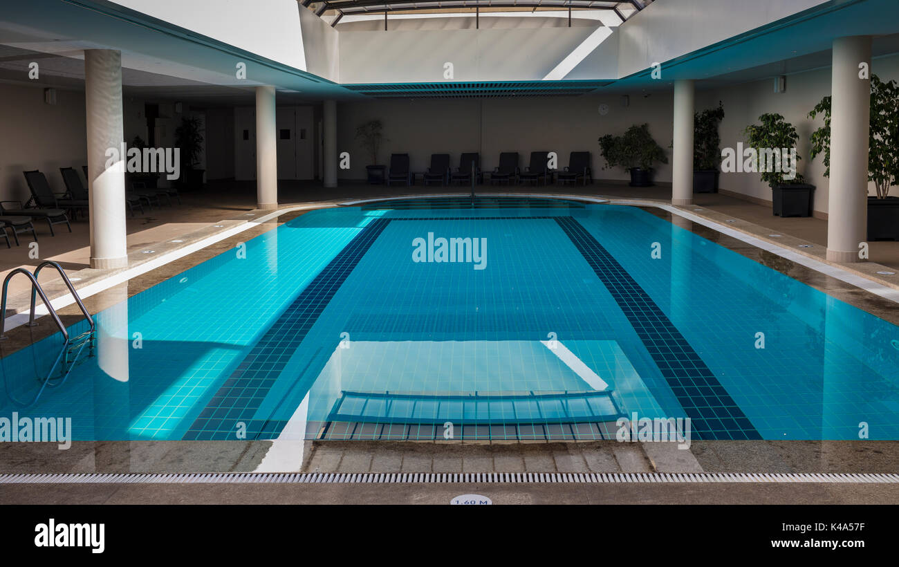 Pool liegen hi-res stock photography and images - Alamy