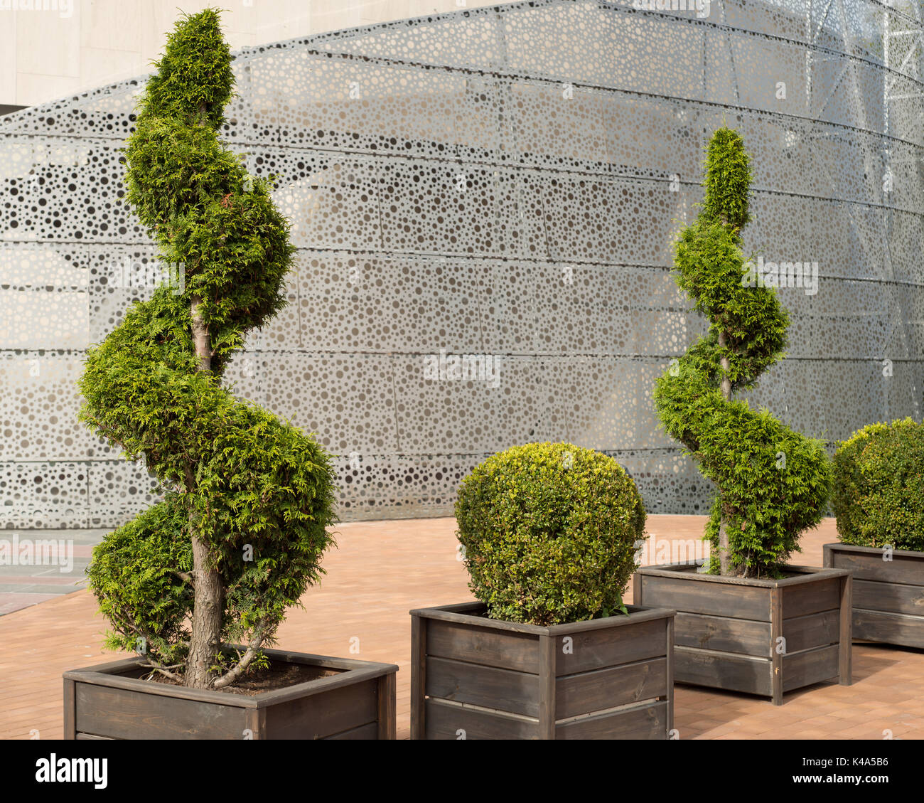 Spiral design topiary hi-res stock photography and images - Alamy