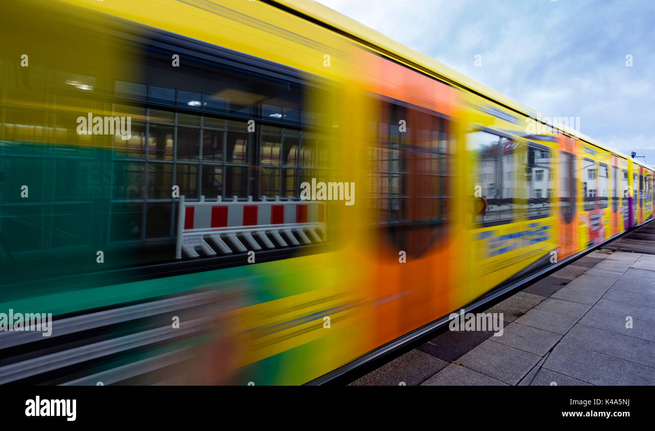 Pendler bahnsteig hi-res stock photography and images - Alamy