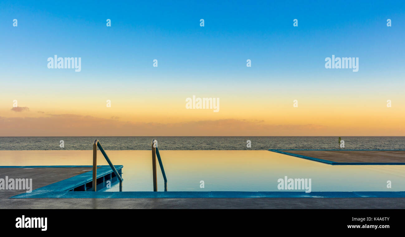 The infinity pool hi-res stock photography and images - Alamy