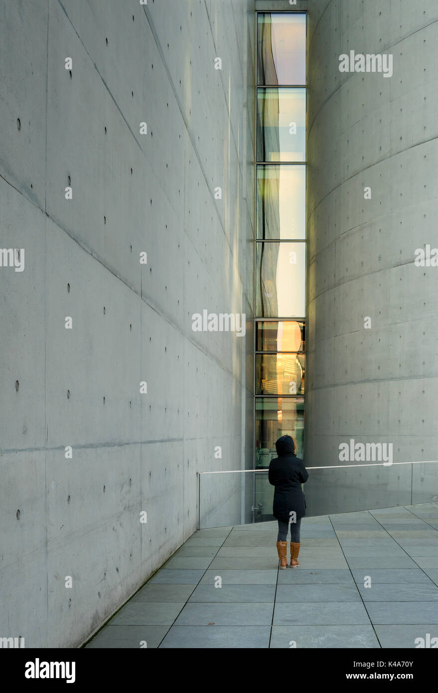 Woman looking longingly hi-res stock photography and images - Alamy