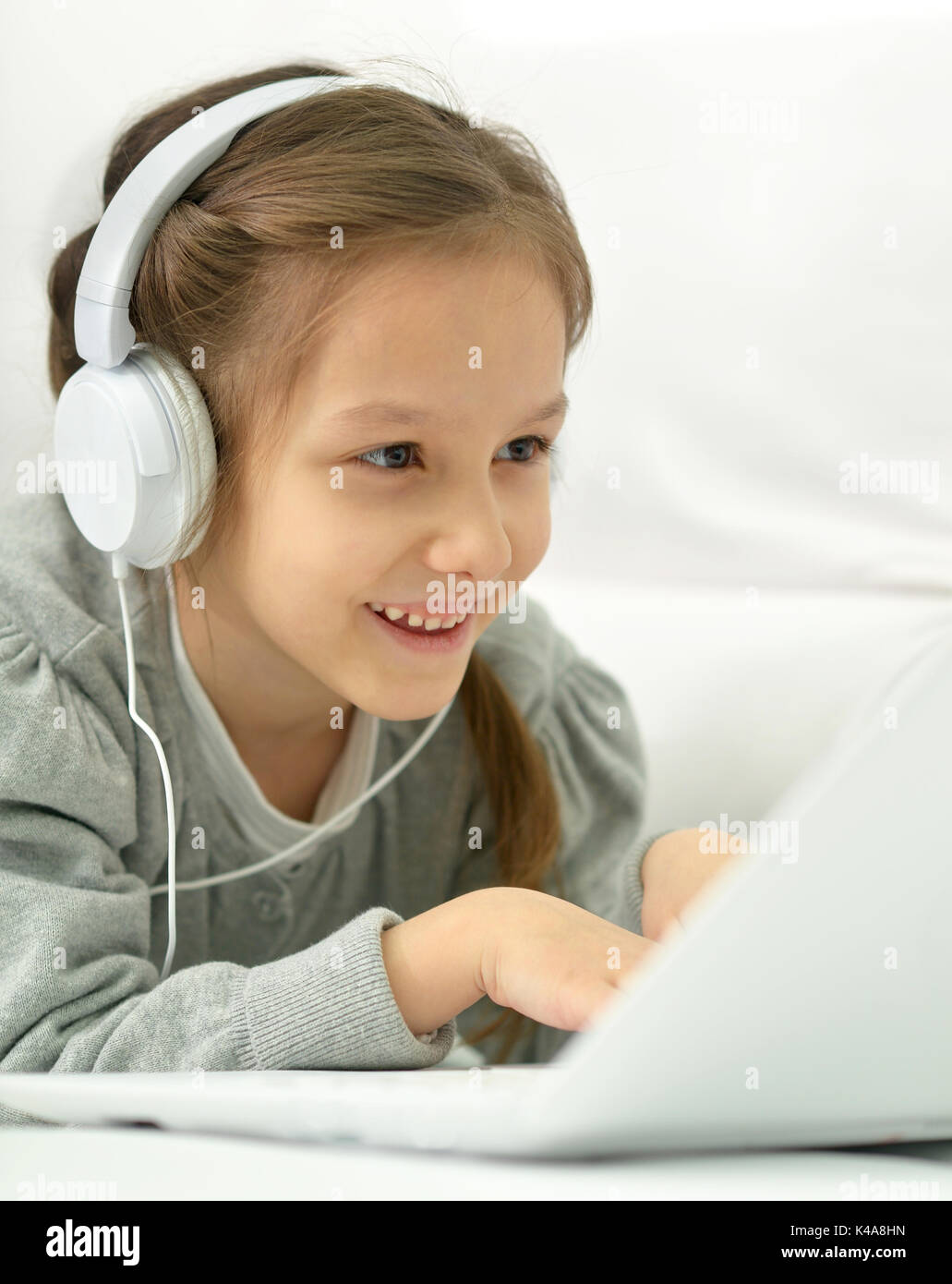 little girl using laptop Stock Photo - Alamy little girl using laptop Stock Photo - Alamy