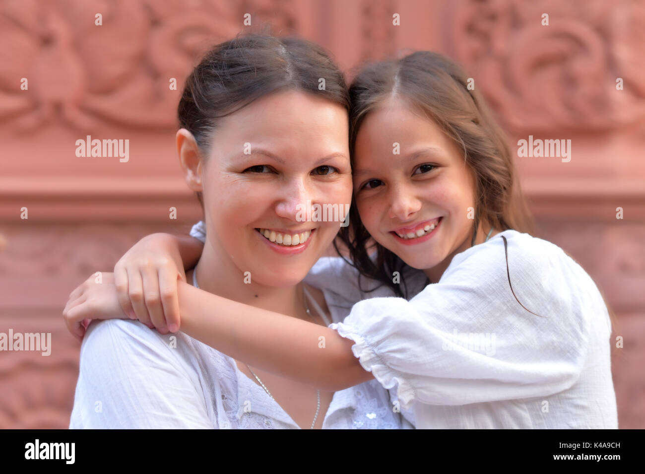 Mother hugging little daughter Stock Photo - Alamy