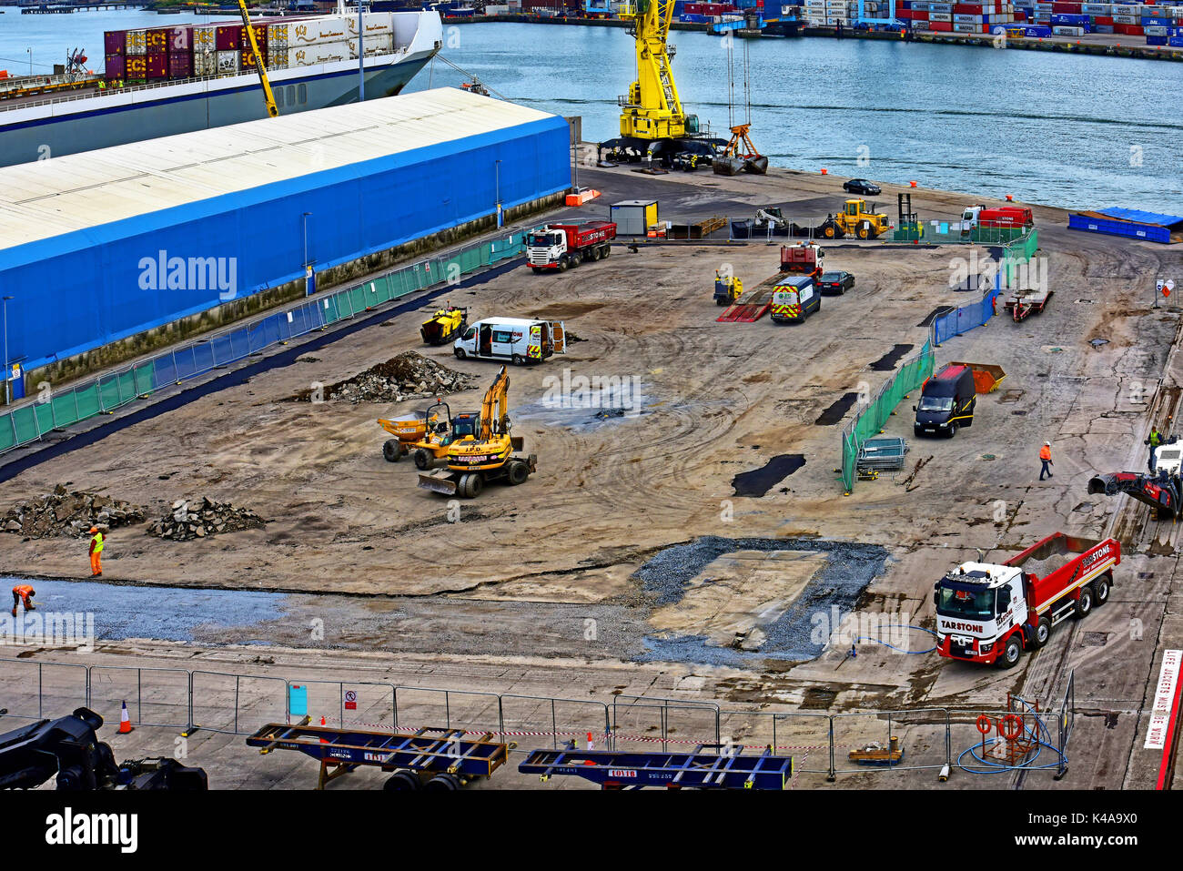 Dublin docks oil hi-res stock photography and images - Alamy
