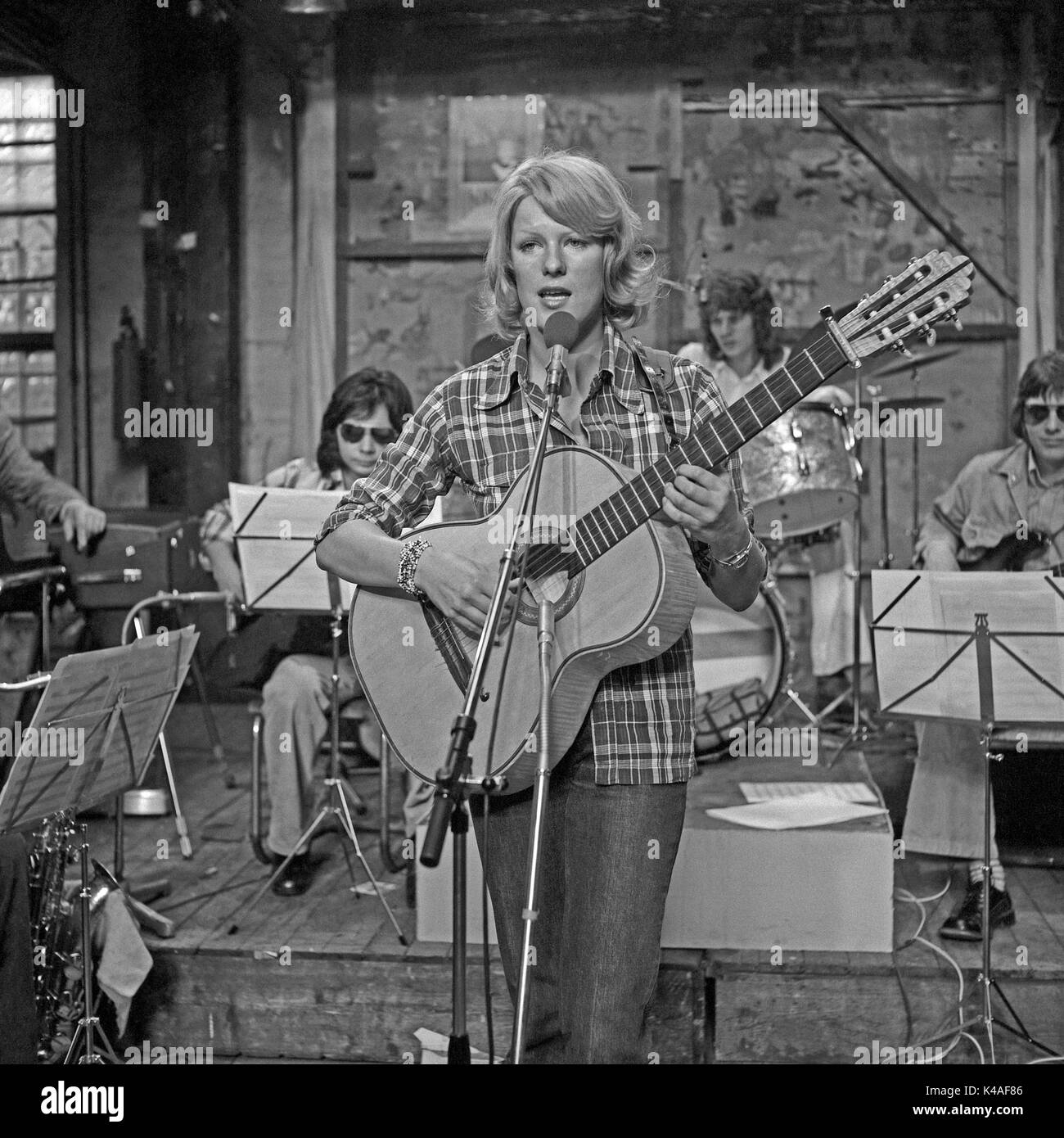 Tv presenter lisa Black and White Stock Photos & Images - Alamy