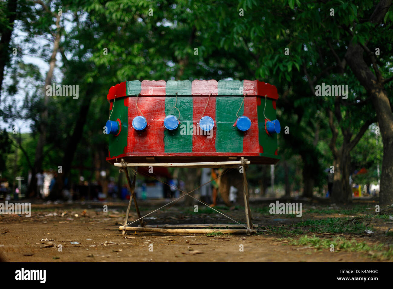 A traditional bioscope or still Movies at Suhrawardy Udyan in Dhaka ...