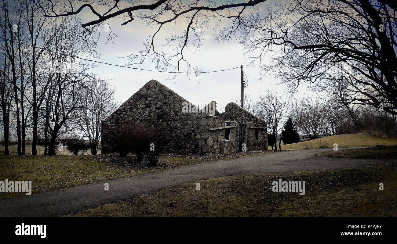 Broken shack hi-res stock photography and images - Alamy