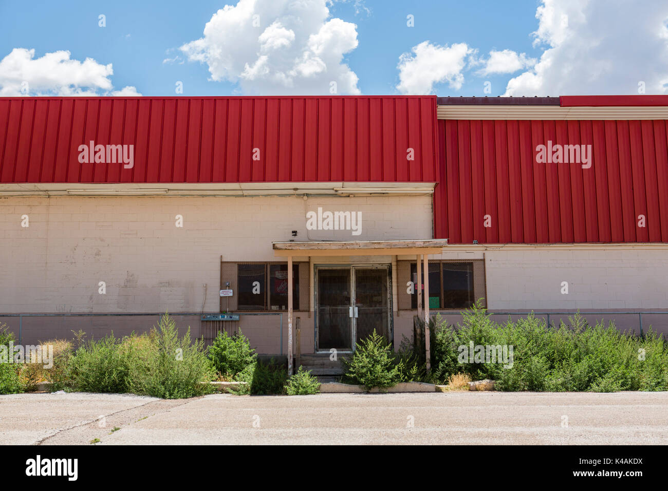 Run down shop hi-res stock photography and images - Alamy