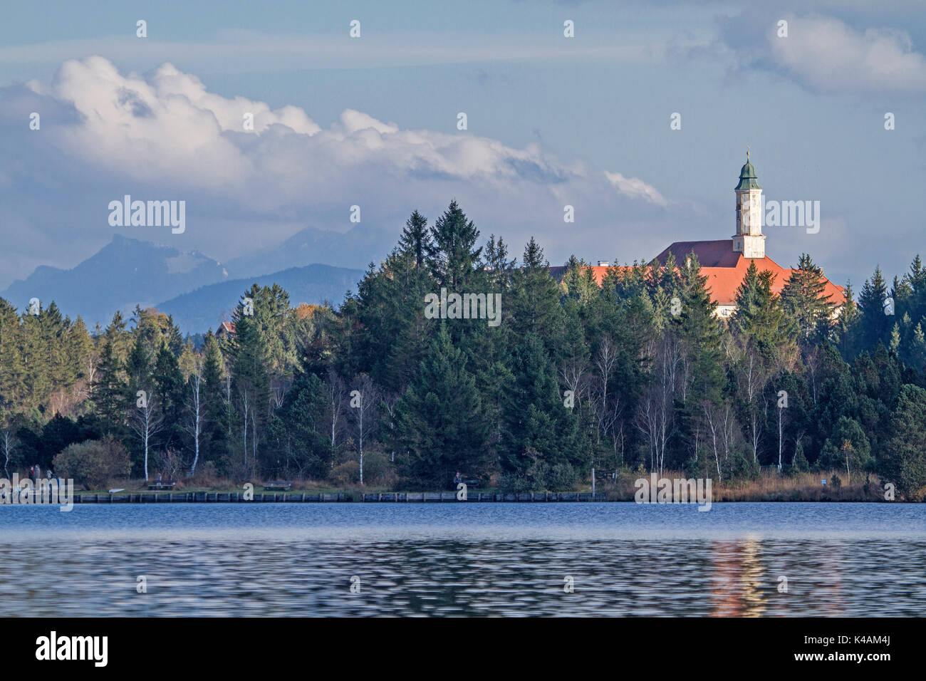 Oberbayrisches Kloster Liegt Idyllisch In Der Nähe Des Kleinen Moorsees ...