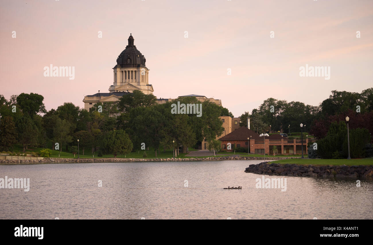 Trees in front of government building hi-res stock photography and ...