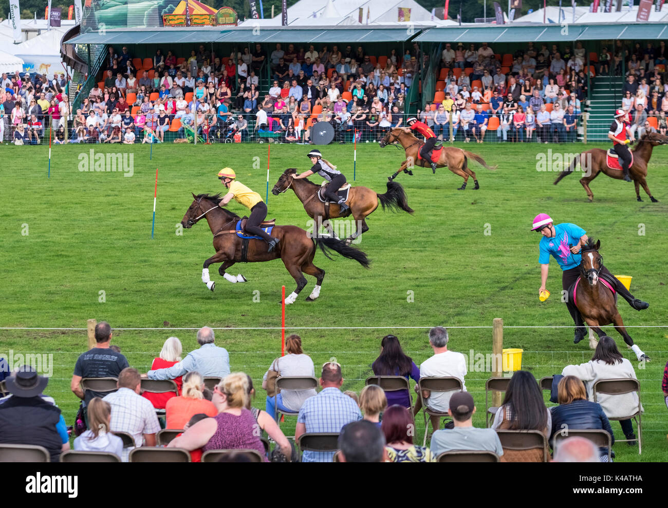 Spectators watching horse race hi-res stock photography and images - Alamy