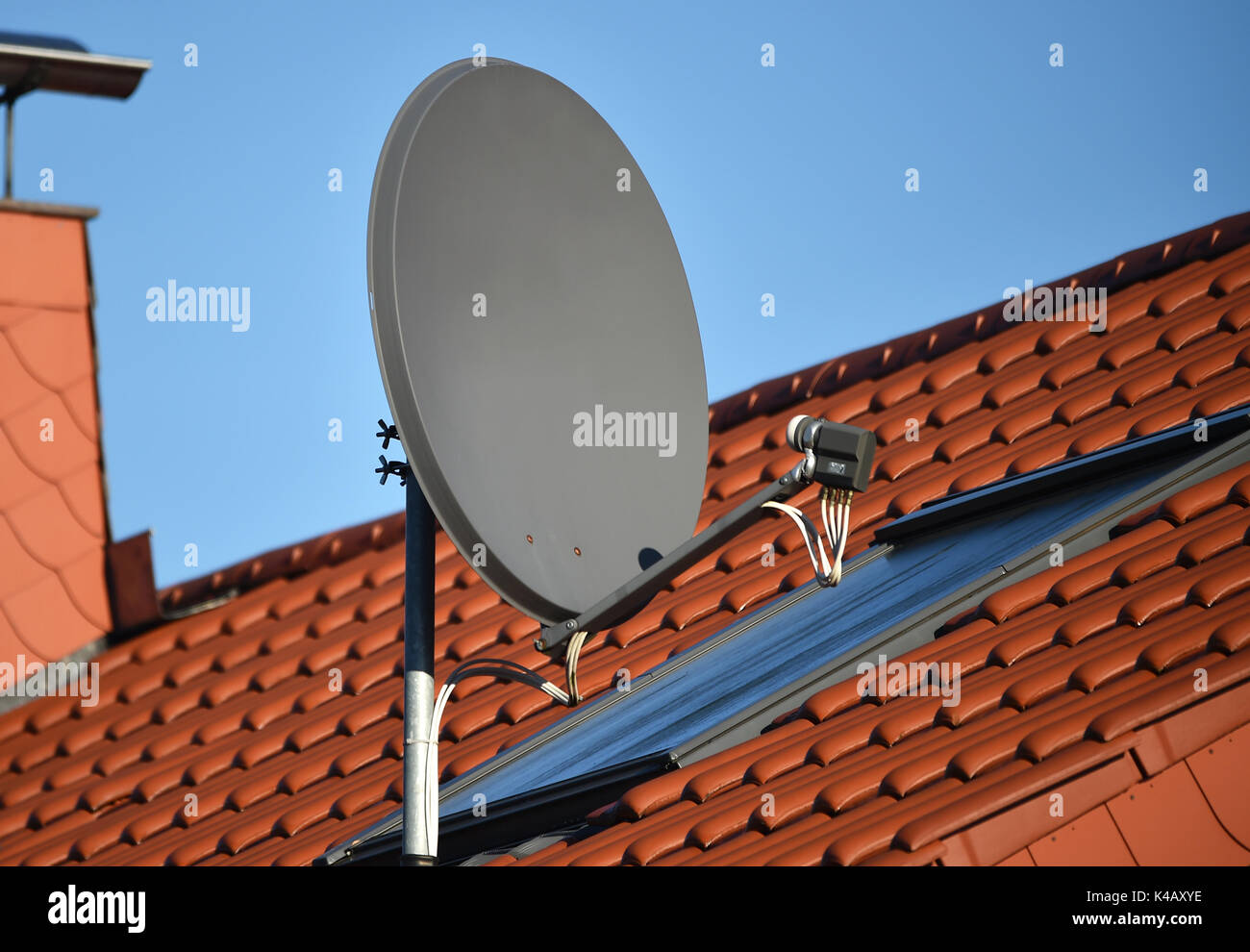 Satellite dish truck hi-res stock photography and images - Alamy