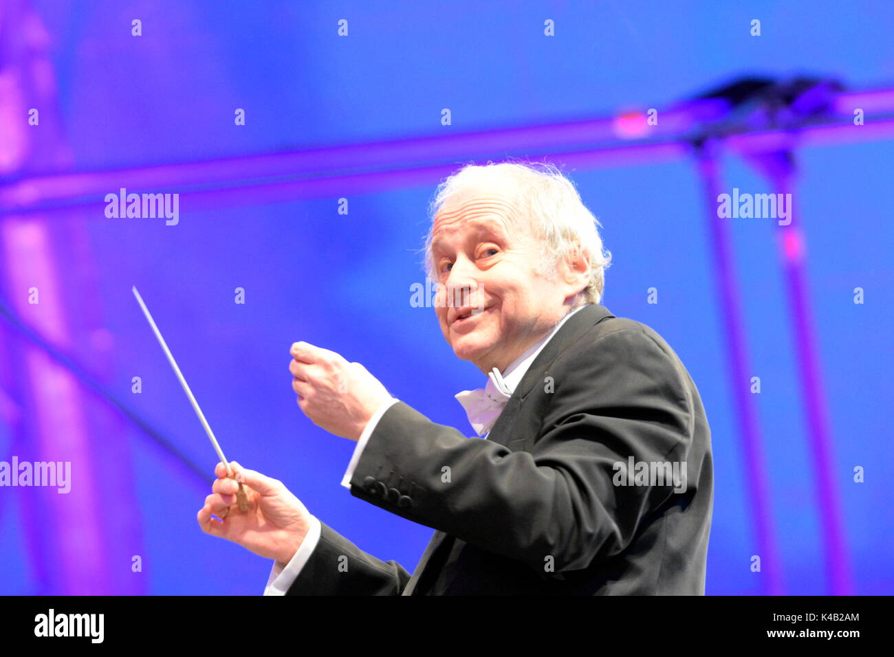 Wiener Symphoniker, Conductor Ádám Fischer Stock Photo - Alamy