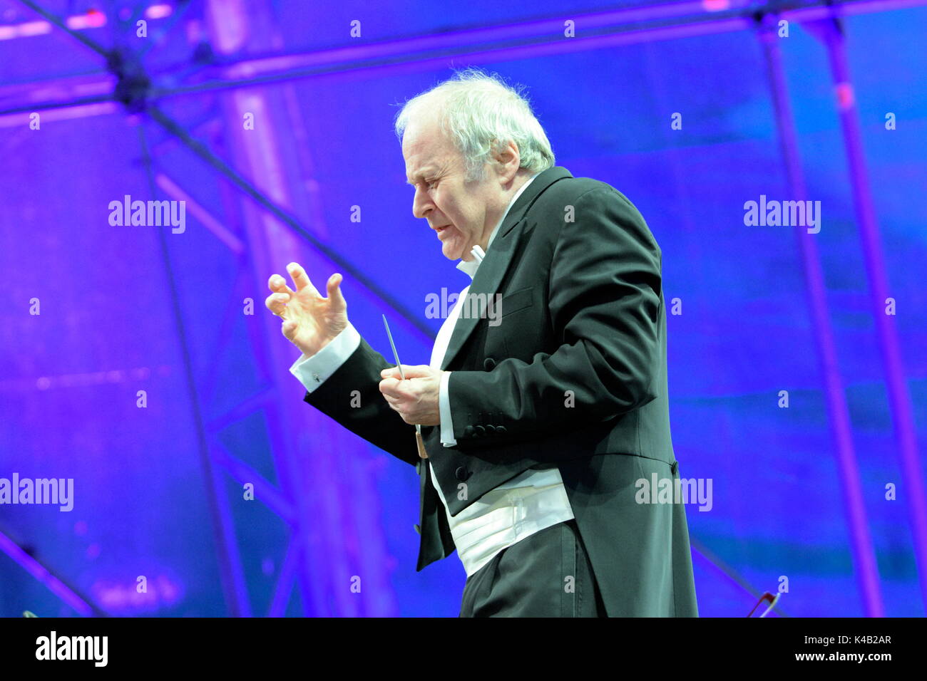 Wiener Symphoniker, Conductor Ádám Fischer Stock Photo - Alamy