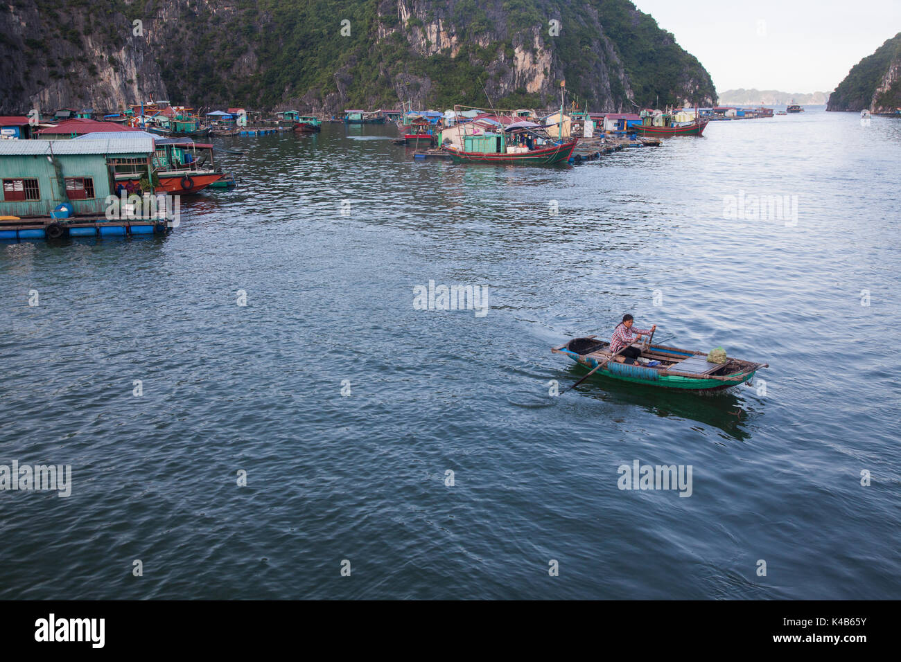HAIPHONG, VIETNAM - AUGUST 2017: Floating village in Cat Ba islands ...