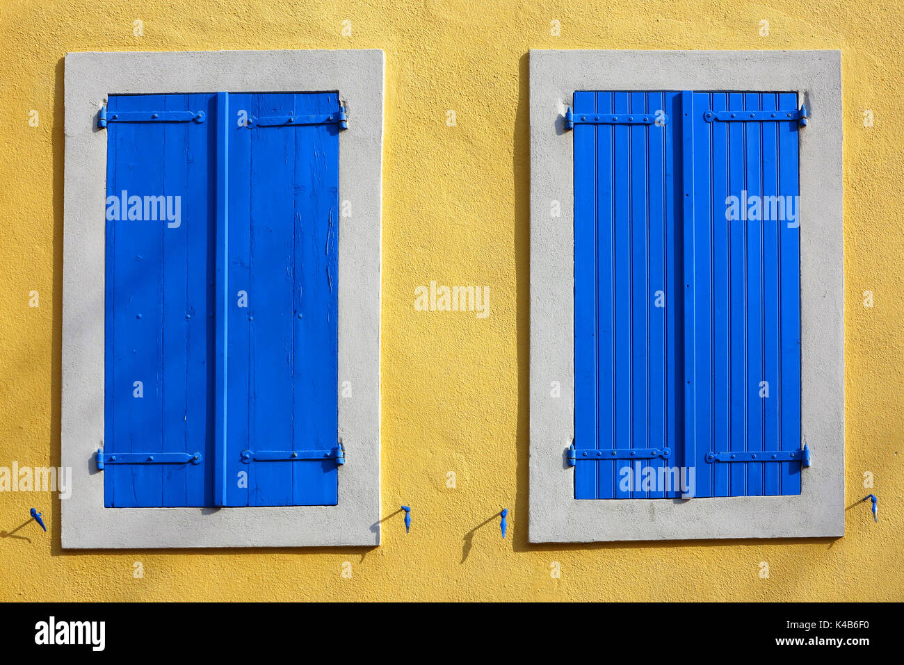 Blue shutter hi-res stock photography and images - Alamy