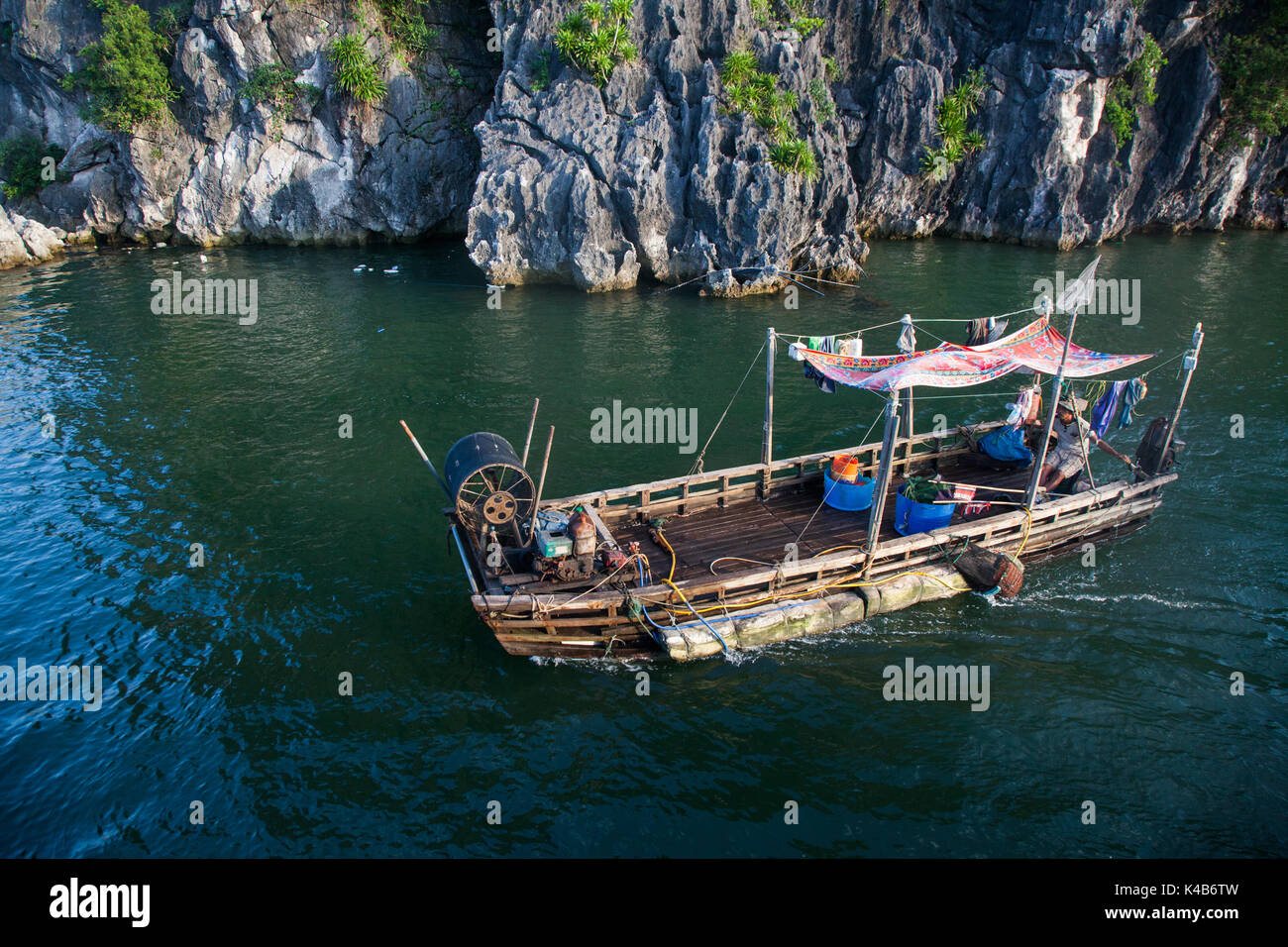HAIPHONG, VIETNAM - AUGUST 2017: Floating village in Cat Ba islands ...
