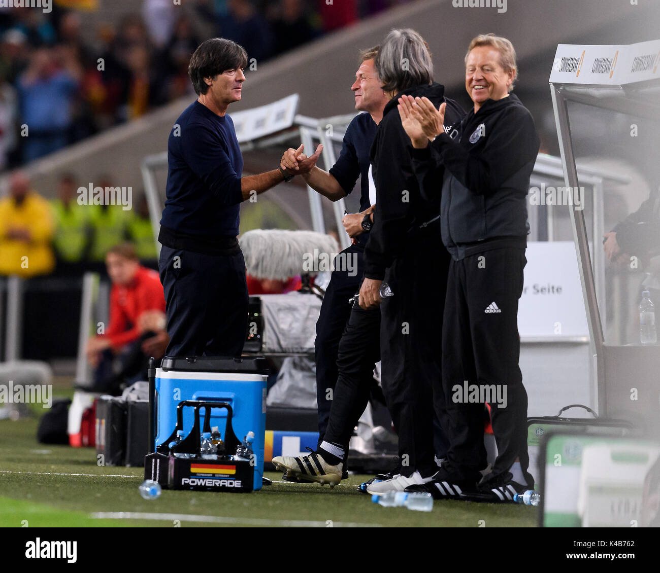 Trainer Joachim Loew (Deutschland, l.) klatsch mit Torwarttrainer ...