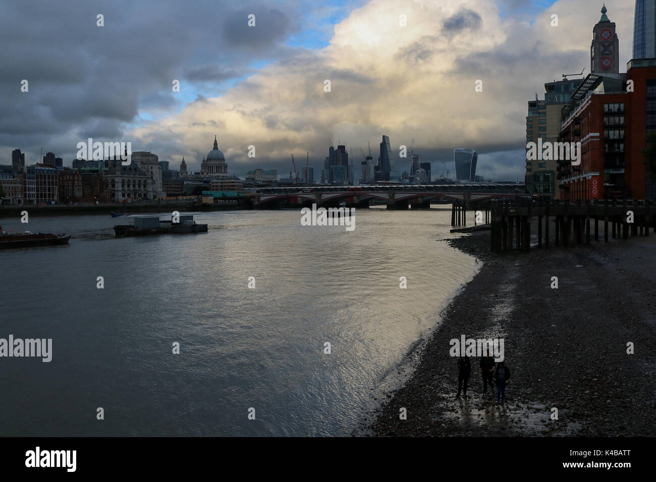 Dark clouds city of london rain skyline hi-res stock photography and ...