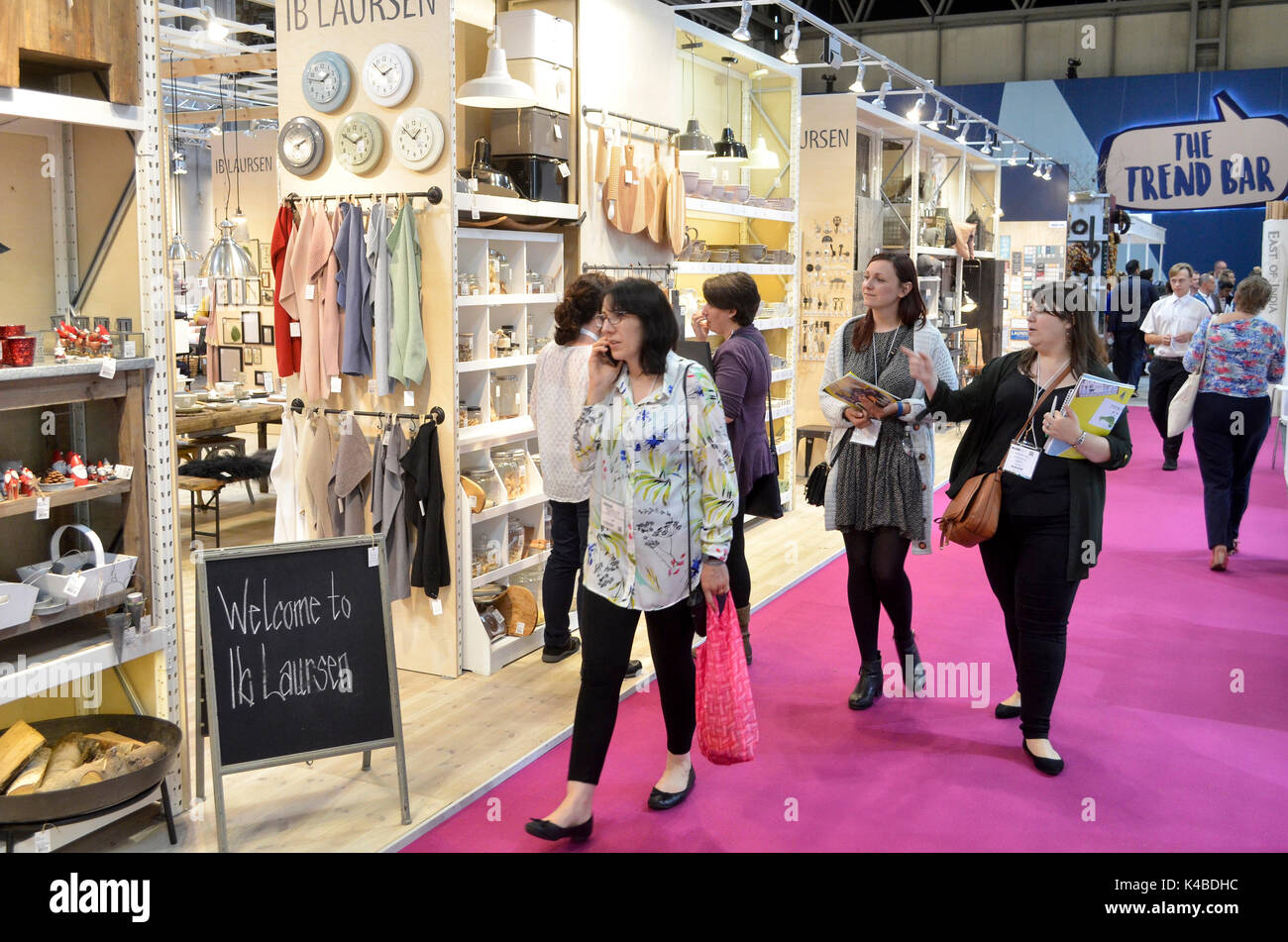 Exhibition stands hi-res stock photography and images - Alamy