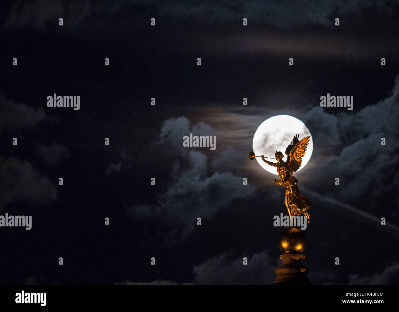 Dresden, Germany. 5th Sep, 2017. The rising moon can be seen next ot ...