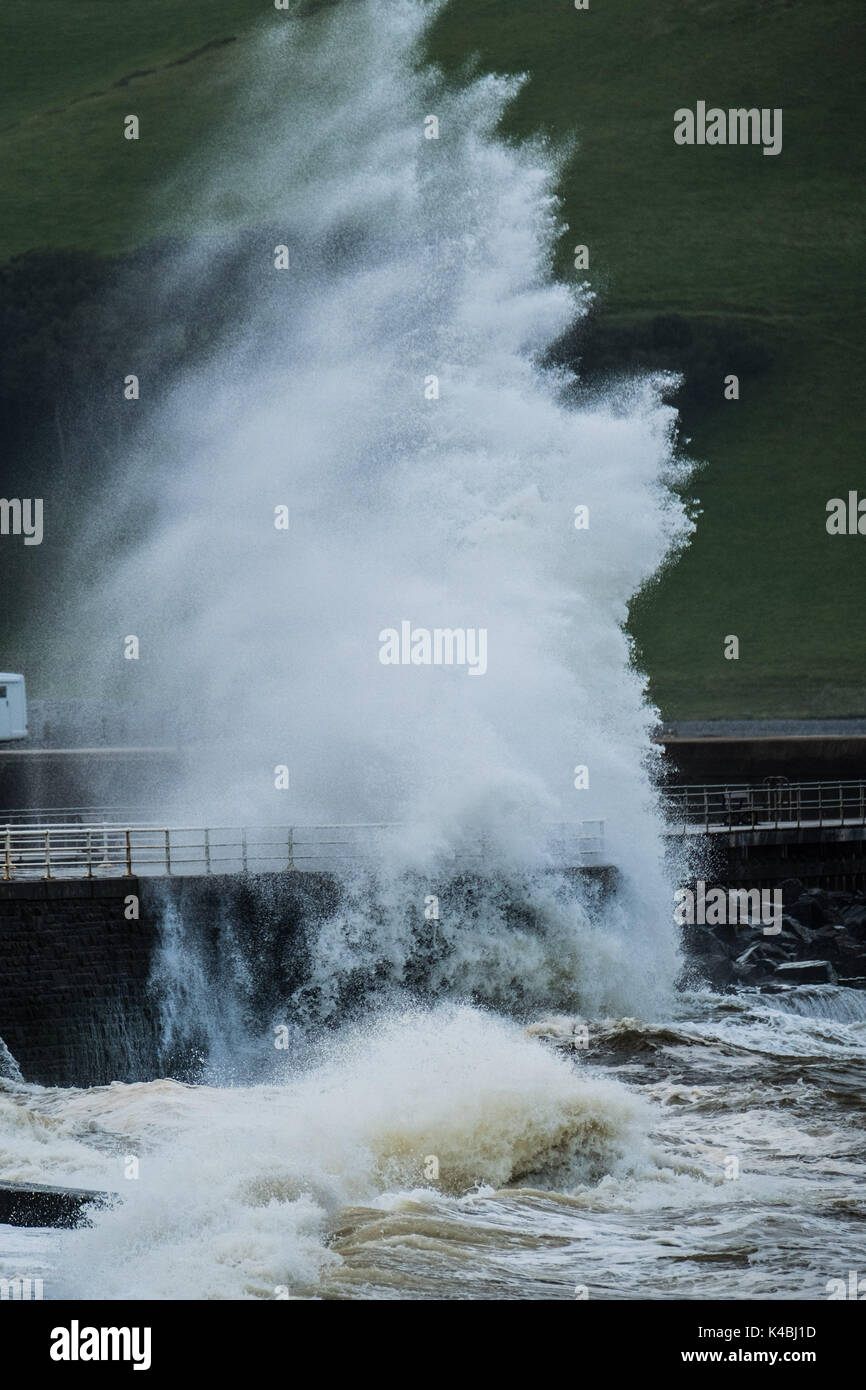Wave hitting harbour wall hi-res stock photography and images - Alamy