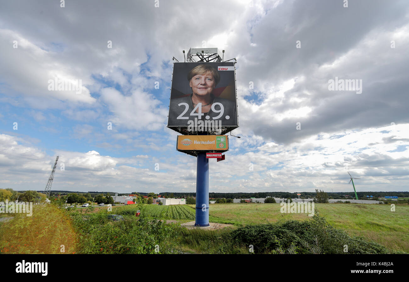 Hermsdorf, Germany. 5th Sep, 2017. A large CDU election campaign poster ...