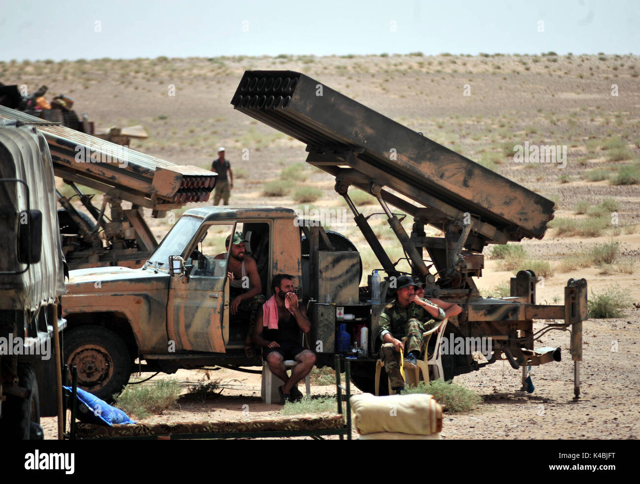 (170906) -- DEIR AL-ZOUR, Sept. 6, 2017 (Xinhua) -- A Syrian military ...