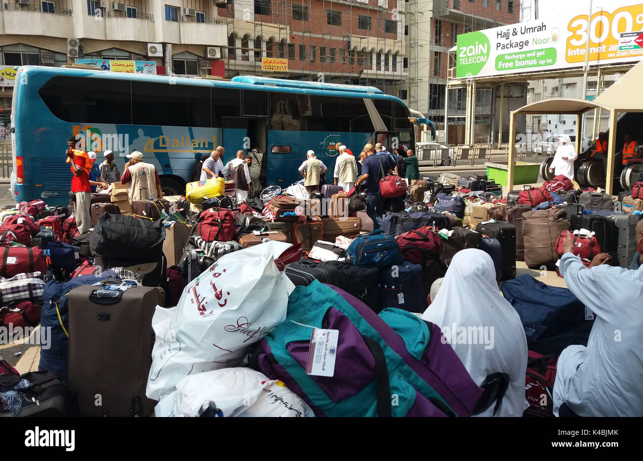 Mecca, Mecca, Saudi Arabia. 6th Sep, 2017. Muslim pilgrims load their ...
