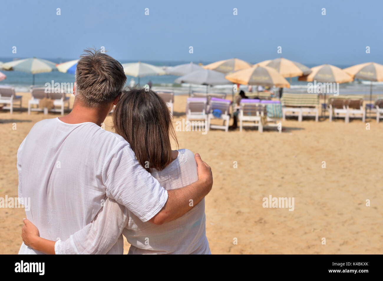 Back hug couple hi-res stock photography and images - Alamy