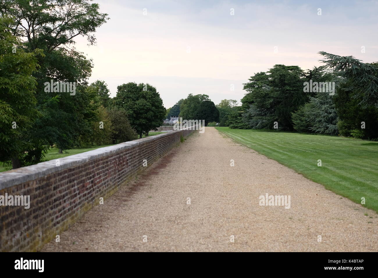 tow path hampton court Stock Photo - Alamy