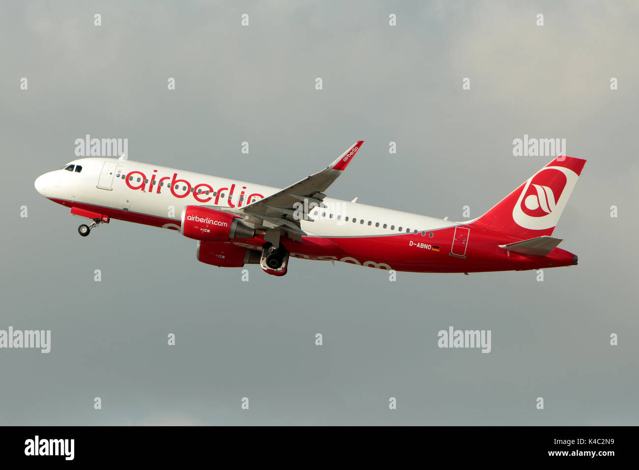 Passagierflugzeug airbus a320 hi-res stock photography and images - Alamy