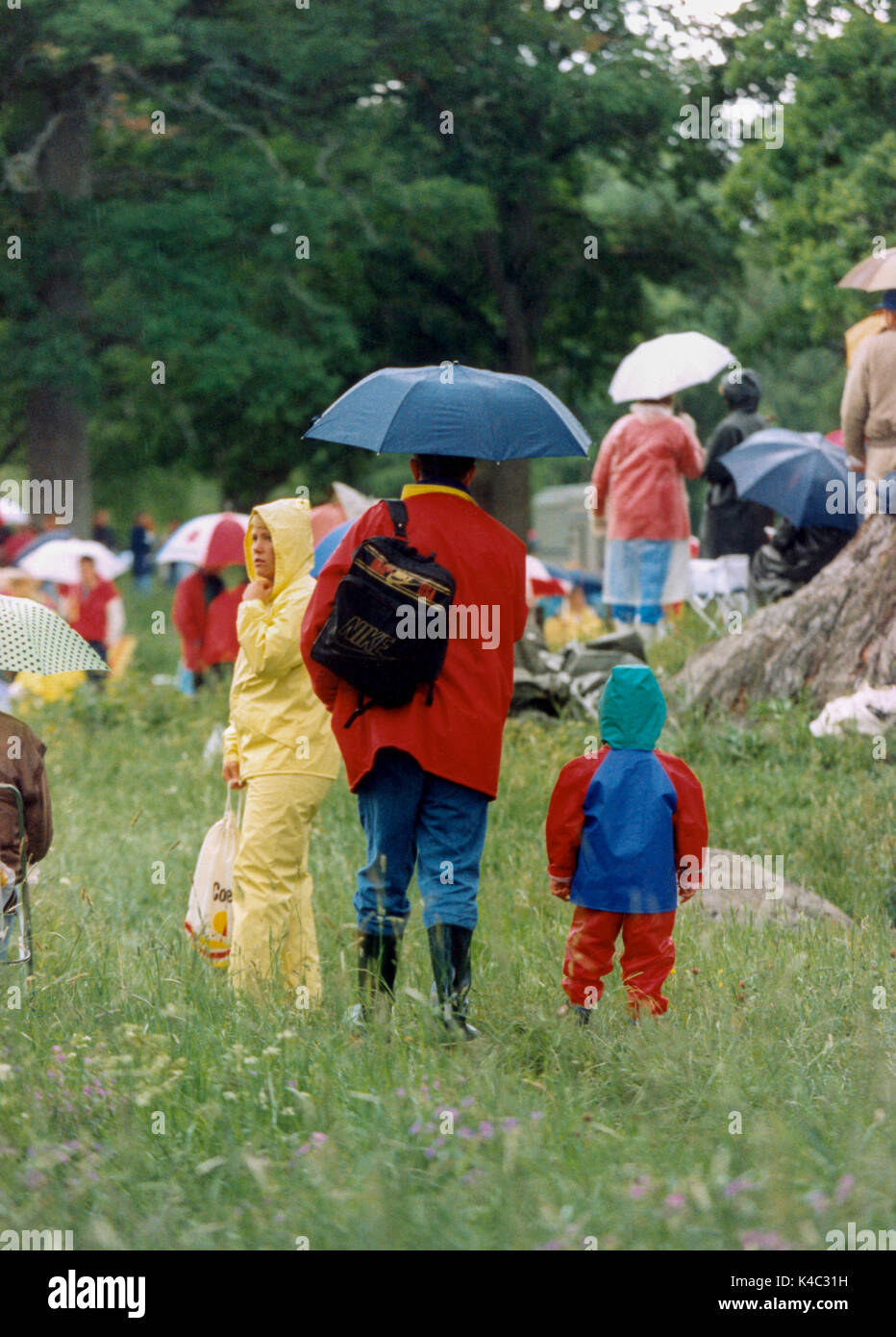 Family in rain hi-res stock photography and images - Alamy