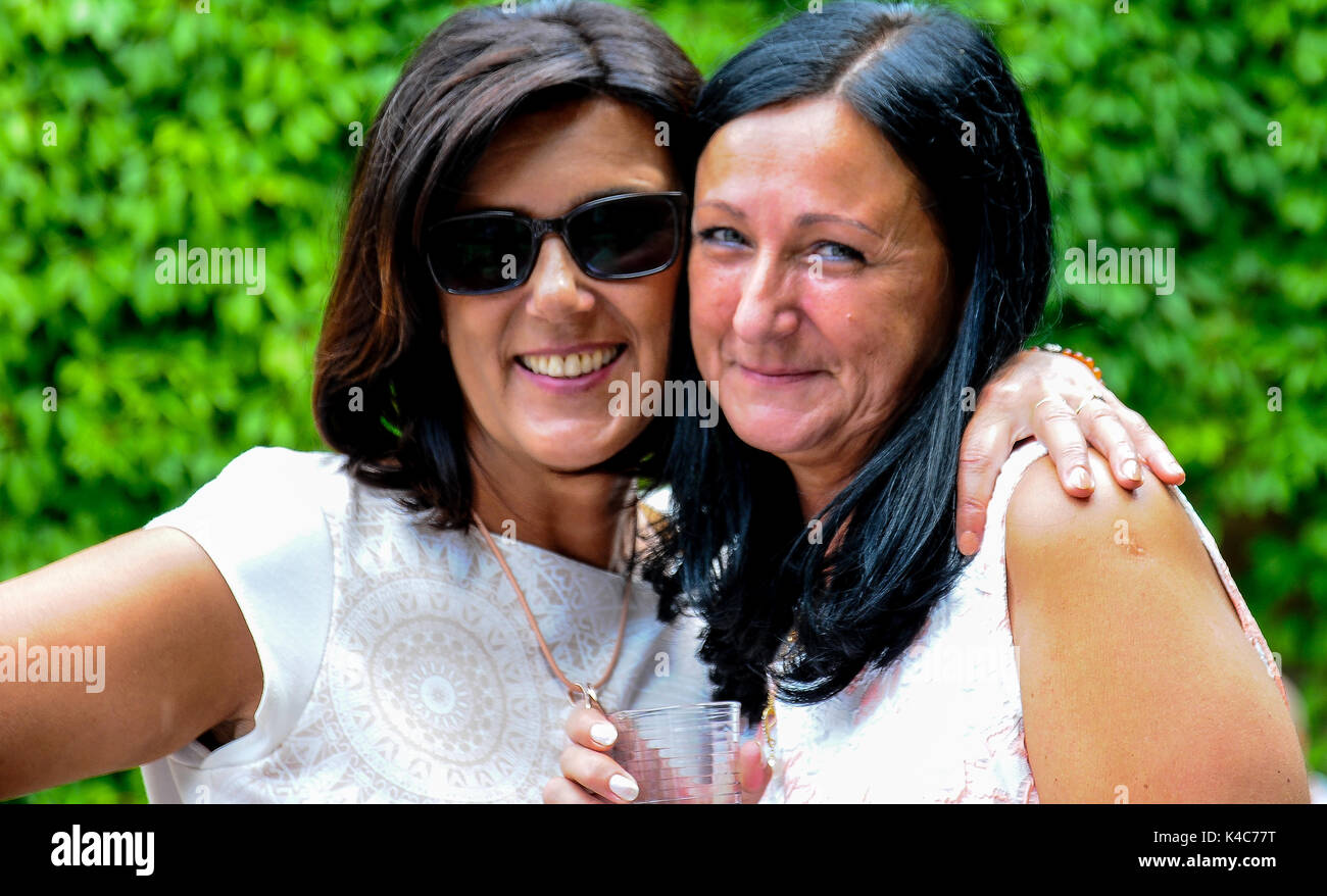 Adult two sisters hi-res stock photography and images - Alamy