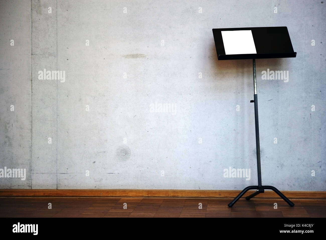 Metallic stand hi-res stock photography and images - Alamy