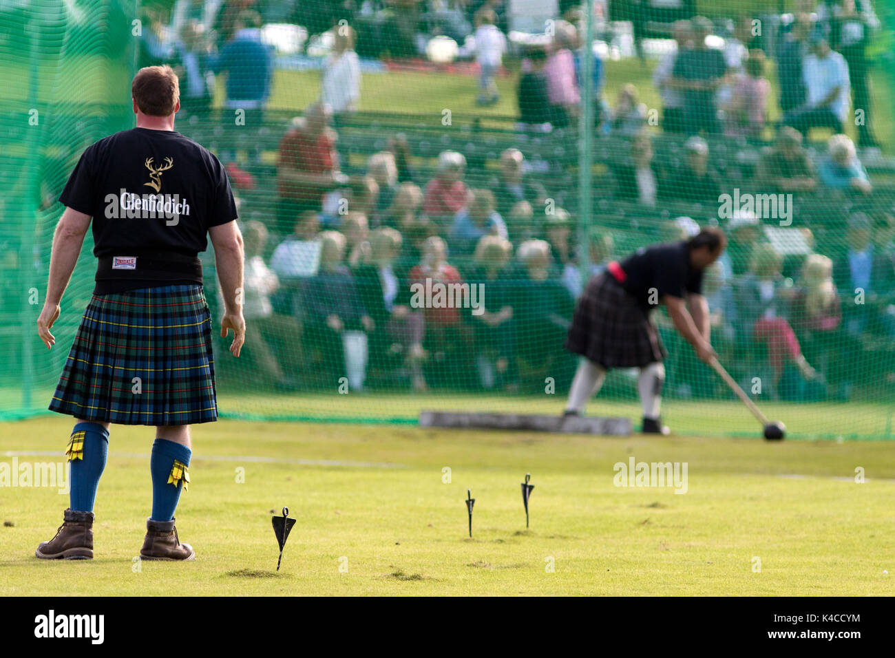 Braemar, Scotland, UK. 02 Sep, 2017: Athletes competing at the 22lb ...