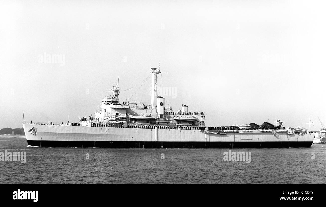 Hms fearless hi-res stock photography and images - Alamy