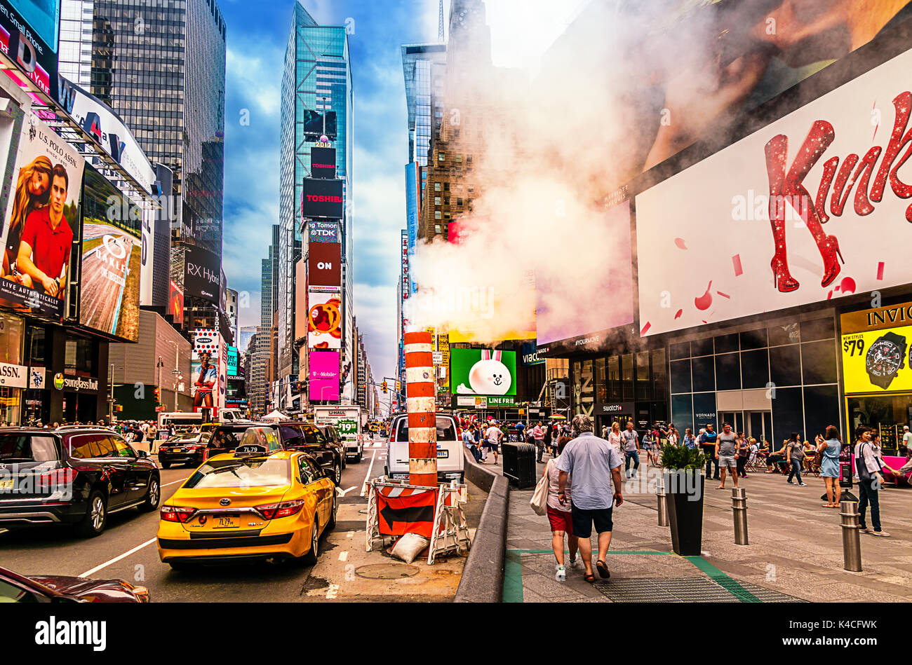 Busy times square hi-res stock photography and images - Alamy
