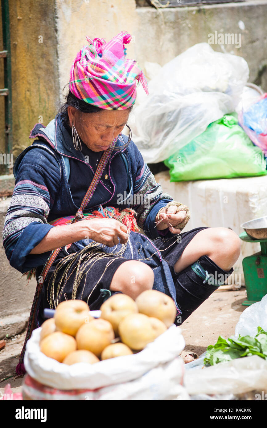 SA PA, VIETNAM - AUGUST 2017: Portrait of black hmong ethnic minority ...