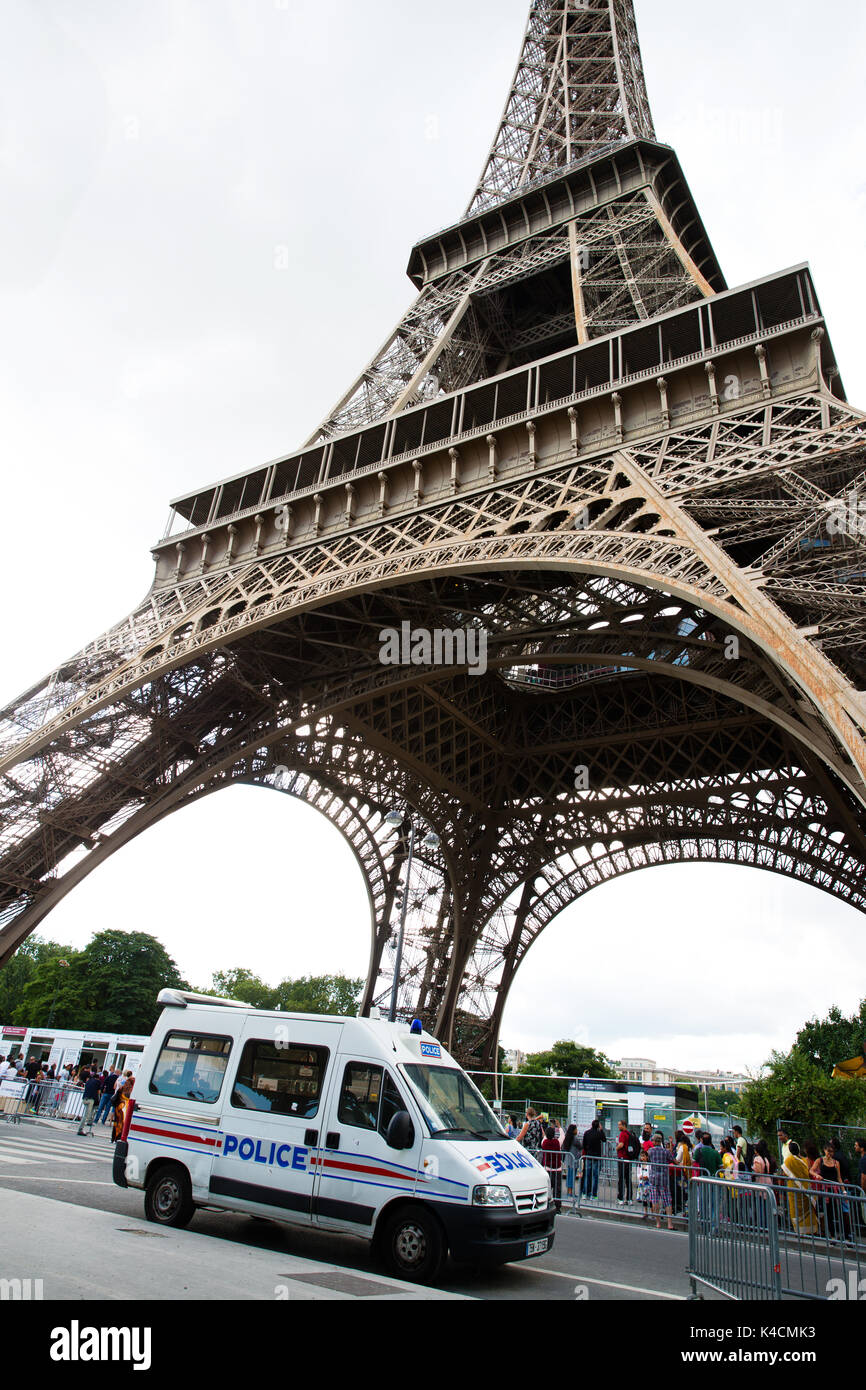 Group people in front eiffel hi-res stock photography and images - Alamy