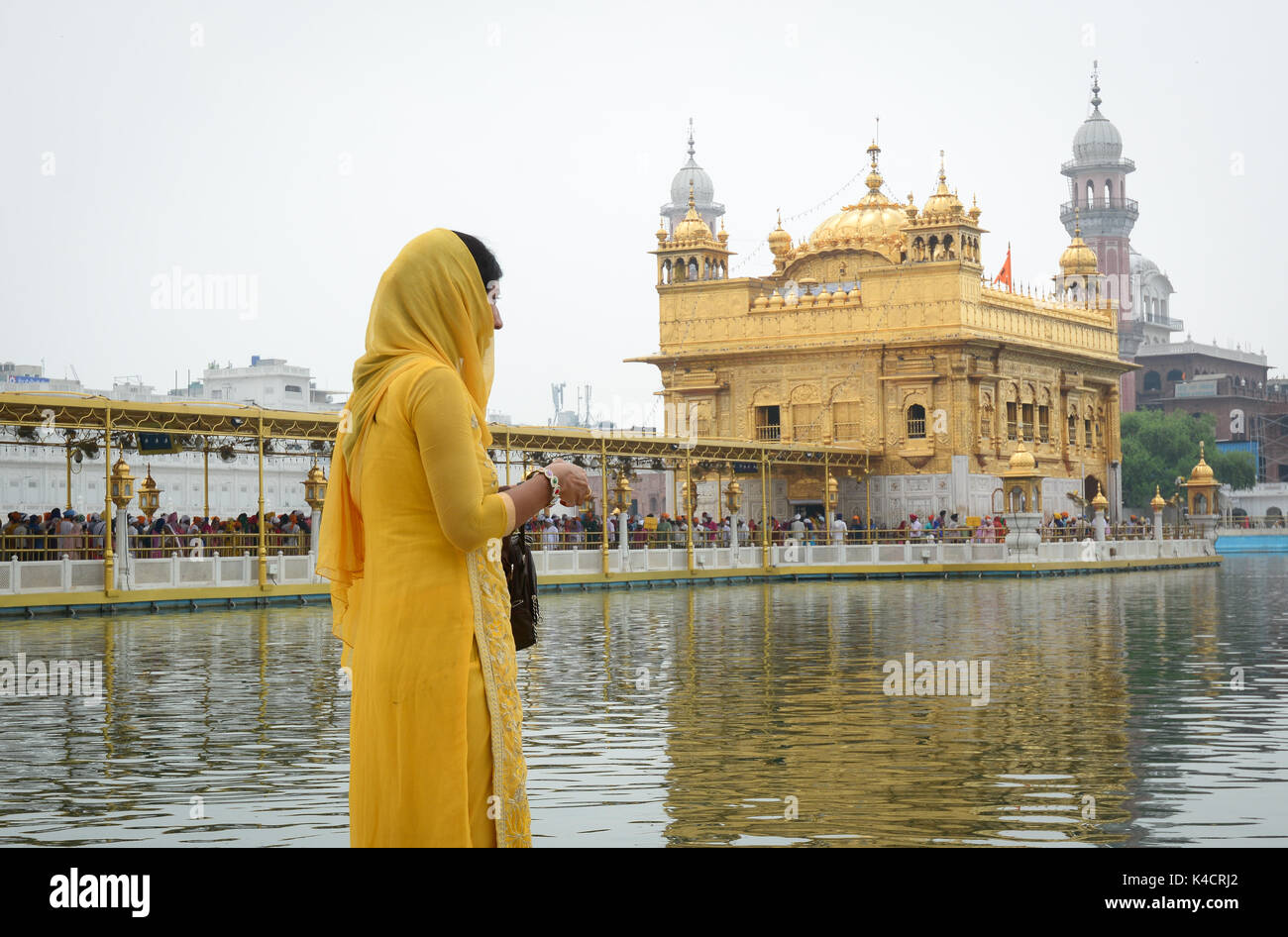 Sikh Woman Gurdwara Stock Photos & Sikh Woman Gurdwara Stock Images - Alamy