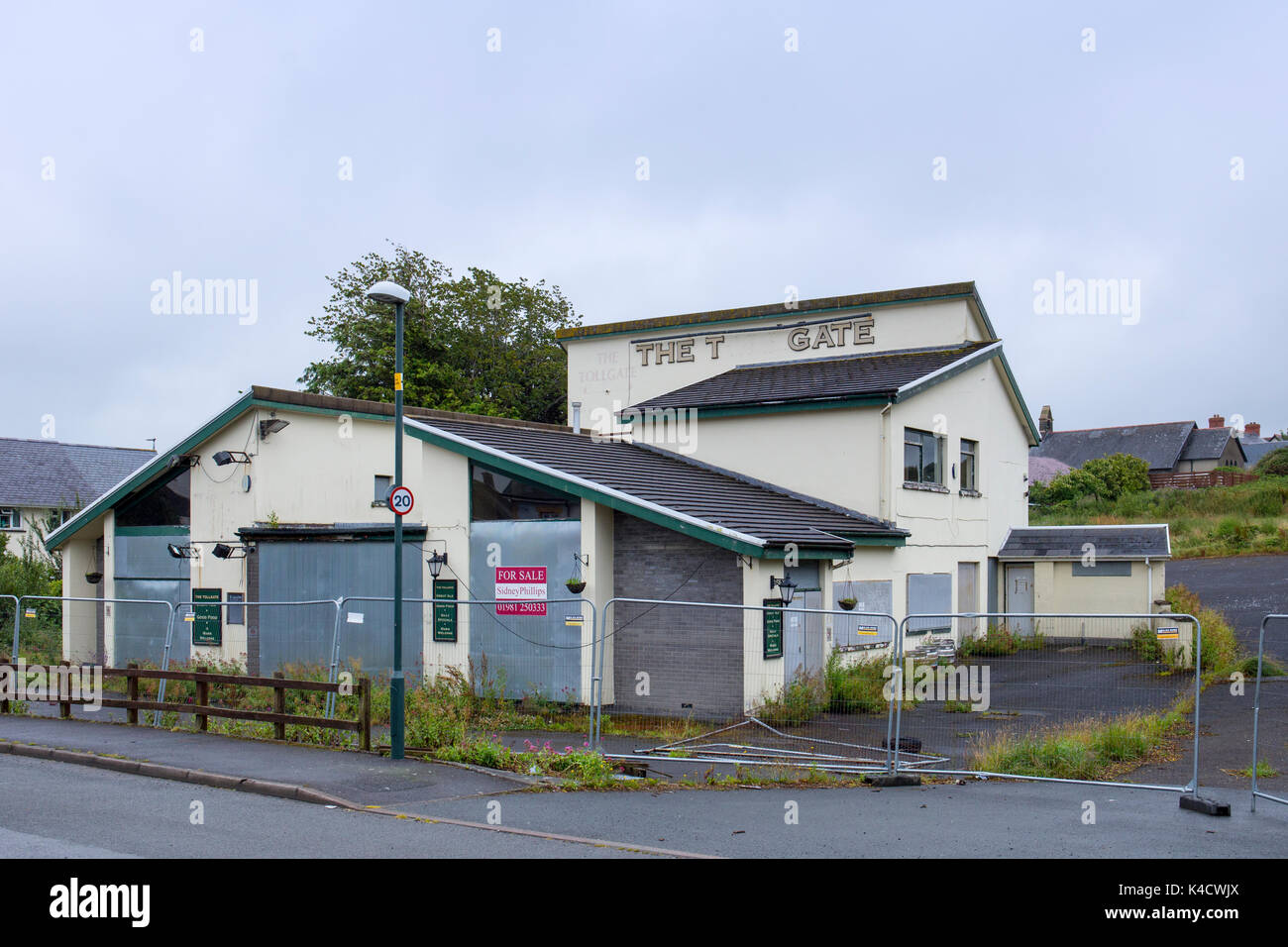 The derelict and boarded up Tollgate Inn pub in Aberystwyth Ceredigion ...
